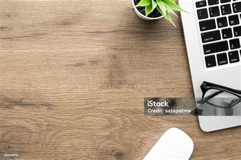 노트북 컴퓨터 마우스 및 안경이있는 목재 사무실 책상 테이블 복사 공간 플랫 레이가 있는 상단 뷰입니다 0명에 대한 스톡 사진