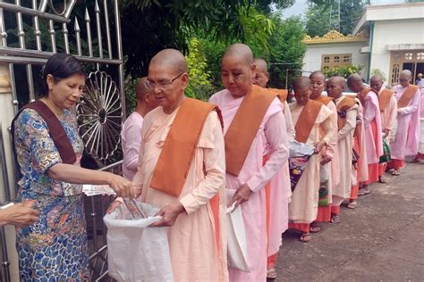 သရက်မြို့၌ ၈၂ကြိမ်မြောက် သာသနာ့အနွယ်ဝင်သီလရှင်၆၀ပါးအား ဆွမ်းဆန်တော