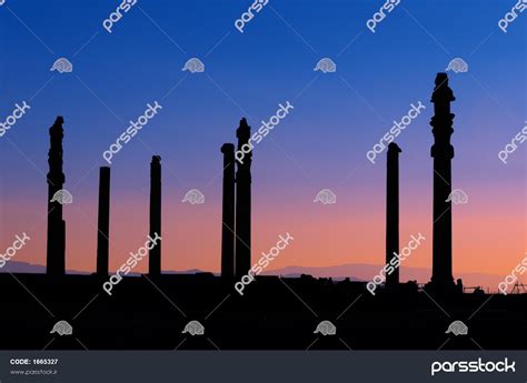 کاخ آپادانا سرستون‌های تخت جمشید 1665327