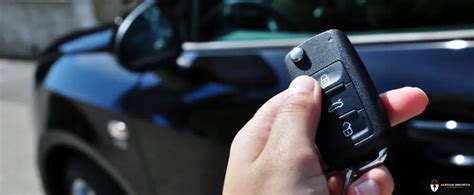 automotive locksmith services programming a transponder key