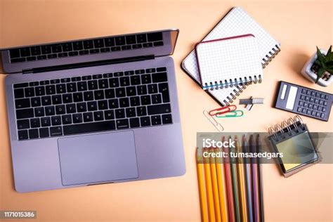 노트북과 문구가 있는 사무실 책상 교육 비즈니스 및 마케팅 5g에 대한 스톡 사진 및 기타 이미지 5g 개념 계획