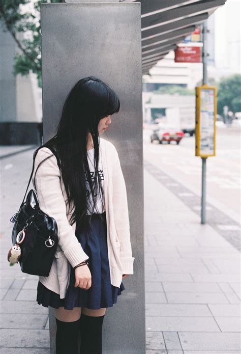 무료 이미지 소녀 화이트 거리 포도 수확 귀엽다 비슷한 물건 후지 필름 모피 초상화 봄 유행 니콘 의류 검은 겉옷 얼굴 50mm 다리