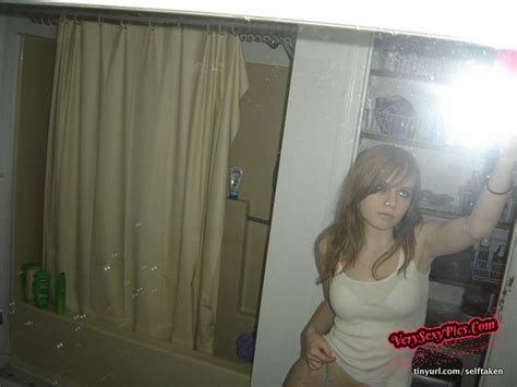Naked Amateur Teens Mirror Porn Pic