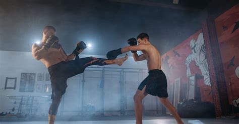 Mma 가라테 강렬한 운동 권투 권투 반지 권투 장갑 근육 남자 파이터들 다이나믹 모션 땀 레슬링 마우스 가드 무술 무술 기술 무술 연습 무술