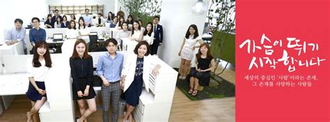 모스커뮤니케이션즈 심플하고 모던한 인테리어가 돋보이는 이곳은 어디일까요 모스너들도 초대를 받아 방문한 적이 있는 이곳은