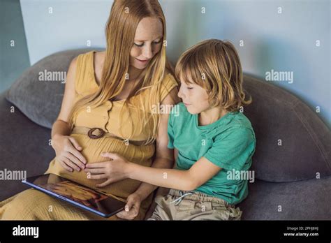 Mom Und Ihr Sohn Schauen Auf Ultraschallbild Seines Ungeborenen Kleinen Bruders Auf Dem