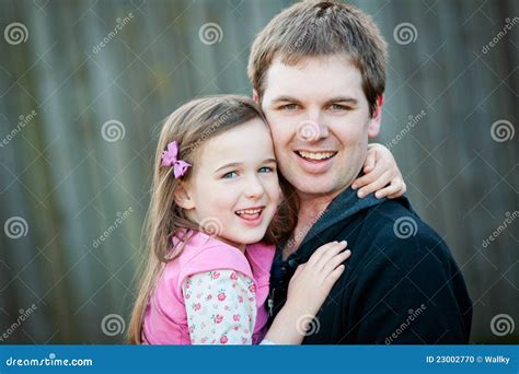 Une Jeune Fille Avec Son Papa Photo Stock Image Du Ensemble Cheveu