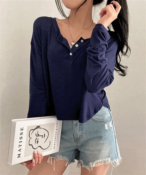 [여리핏 ] 물흐르는듯 찰랑이는 소재 슬리브 버튼단추 트임 크롭 긴팔 티셔츠 에이블리