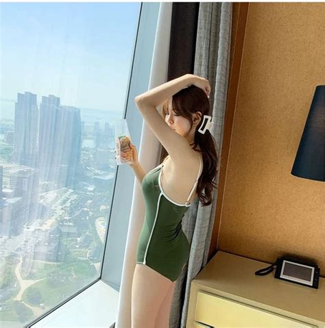 細肩滾邊連身遮肚泳衣 比基尼系列：「多款時尚比基尼，展現夏日魅力」 連身泳衣：「優雅連身泳衣，完美修飾身形」 長袖泳衣：「防曬長袖泳衣