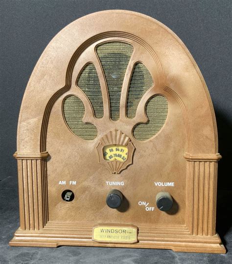 Vintage Windsor Model 2136 Cathedral Style Radio Barnebys