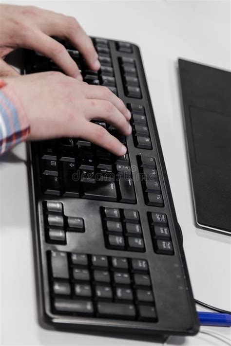 Código De Datilografia Do Hacker Novo No Teclado De Computador Foto De Stock Imagem De Teclado