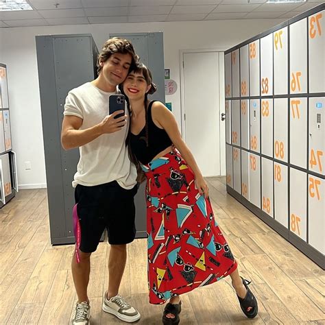 Triângulo Amoroso Na Ficção Daniel Rangel Posa Com Daphne Bozaski