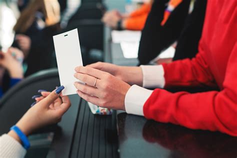 컨퍼런스 컨퍼런스 포럼 이벤트 등록 데스크 테이블 이름 배지 및 입장 팔찌 팔찌를 받는 방문객 및 참석자 및 전자 티켓 등록 과정 2명에 대한 스톡 사진 및 기타 이미지