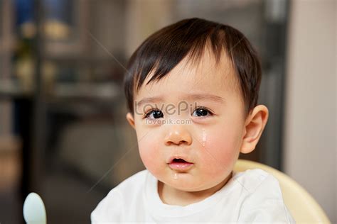 아기 의자에 우는 아기 사진 무료 다운로드 Lovepik