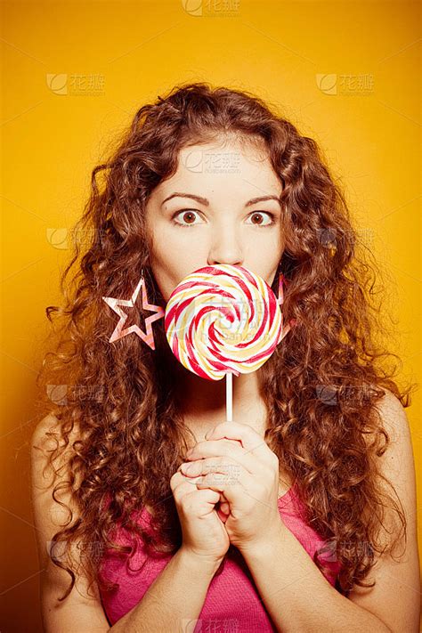 拿着棒棒糖的快乐年轻女人
