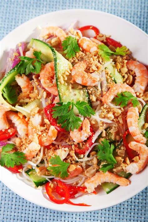 Asiatisk Sallad Med Nudlar Fotografering För Bildbyråer Bild Av Räkor 48896973