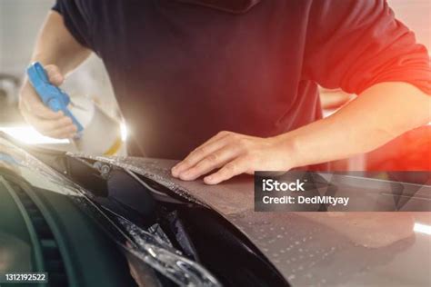 비누 수드로 스프레이 디테일 워커 와 랩 Ppf 또는 자동차 보호 필름 에 차량 후드 차에 대한 스톡 사진 및 기타 이미지 차 포장하기 교통수단 Istock