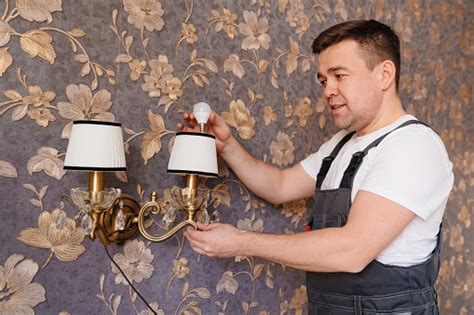 남성 전기 기술자가 전구를 바꾸고 스콘스를 수리합니다 설치에 대한 스톡 사진 및 기타 이미지 설치 가정 생활 가정용 장비