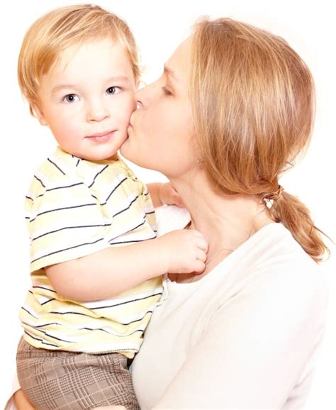 Joven Madre Feliz Está Besando A Su Hijo Foto Premium