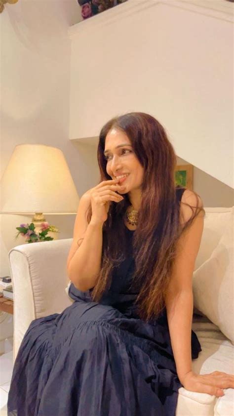 කවුද මේ නිල්මිණීගේ ලඟින්ම ඉඳගෙන ඉන්න එයා වගේම ලස්සන සුරංගනාවී Nilmini