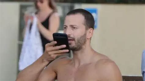 מייקל לואיס בלי חולצה ברחוב וואלה סלבס