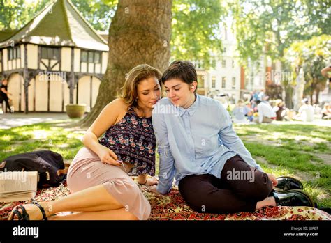 Un Jeune Couple De Lesbiennes Profitez Du Soleil Dans Le Parc Photo