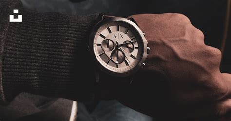 라운드 그레이 크로노그래프 손목시계를 착용하고 있는 사람 사진 Unsplash의 무료 싱가포르 이미지