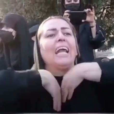 مادر شهید امید مویدی در چهلم فرزند شهیدش بر مزار اوبچه من با تیر ناحق کشته شد Youtube