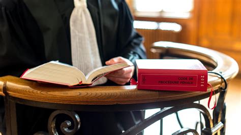 Soupçonné De Relations Sexuelles Avec Une Collégienne Le Professeur De