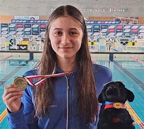 Domina è La Regina Nei 100 Farfalla