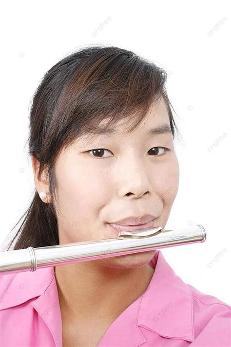 Musicien Asiatique Jouant Un Instrument De Musique Coréen Latéralement Avec Chemisier Rose Et