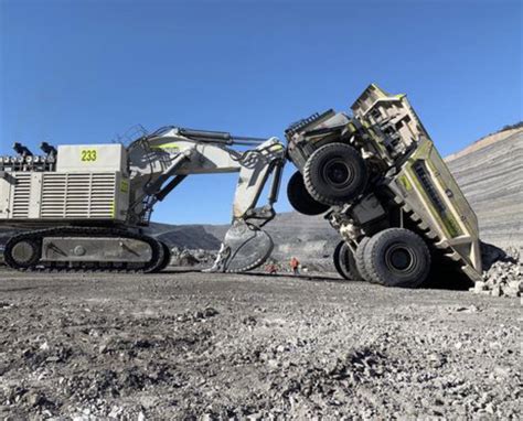 Humans Are The Tiny Orange Dots Rhumanforscale