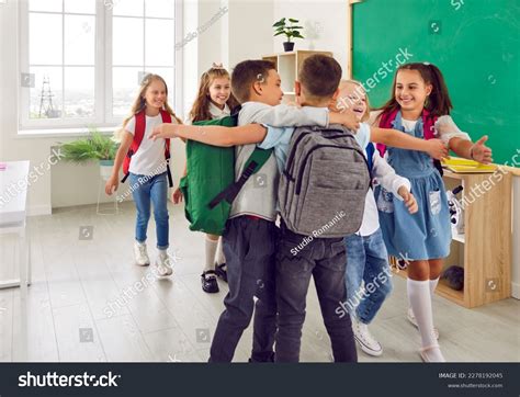 Ninos Llegando A La Escuela Más De 513 Fotos De Stock Con Licencia