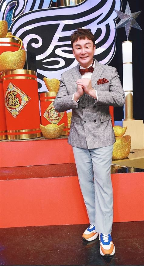 吳迦樂olivia Wu 看看手機突然翻到一張公司尾牙時跟我廉政英雄的partner賴嘉怡警官的合照，嘖嘖，她是不是超lady的跟戲裡的悍女形象差很大~ 她在我們的追趕跑跳碰之下終於也開了