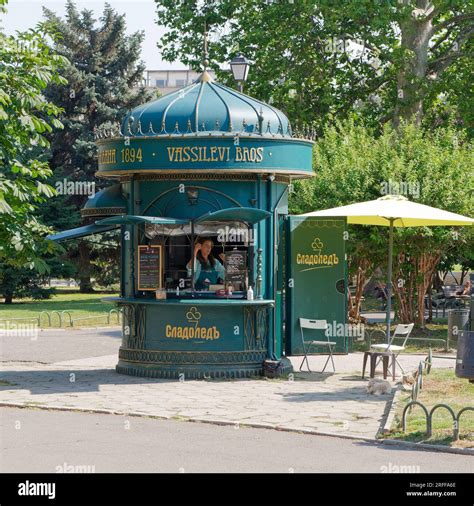 Junge Frau mit Schürze in einem Café in einem Grünen Kiosk im Stadtgarten in Sofia, Bulgarien ...