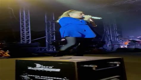 חופשיה שרית חדד מקדישה שיר בהופעה לזוגתה תמר יהלומי Tmi