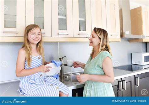 Mãe Feliz E Filha Pequena Gostam De Passar Tempo Ajudando As Tarefas