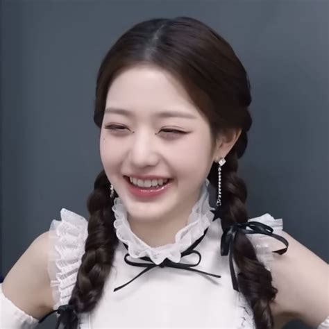 Ghim Của 𓂋 Trên ᝬ Jang Wonyoung Nữ Thần Dễ Thương Dép