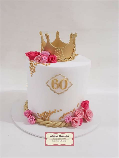 כתר ופרחים על עוגת יומולדת בת 16