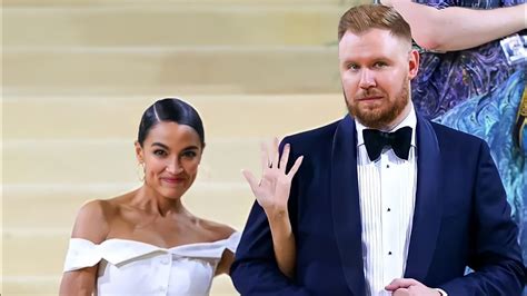 Alexandria Ocasio Cortez Net Worth Husband Age Height Salary Facts