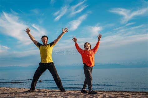 Feliz Pai E Filho Se Divertindo Na Costa Do Lago Foto De Stock Imagem De Forte Europeu