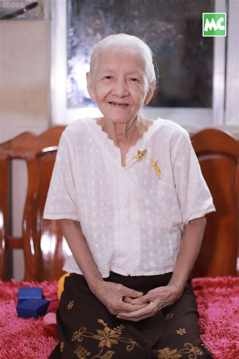 ကိုလူမင်း က ရွှေရင်ထိုး နဲ့ ရွှေကြယ် ကန်တော့တယ် ဒေါ်မြတ်မွန်