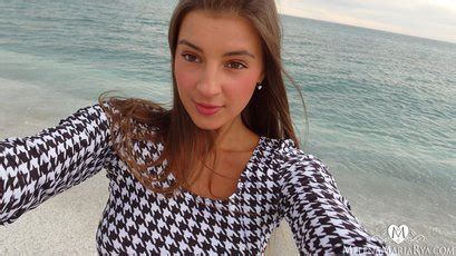 Solo Babe Melena Maria Rya Posing Naked On The Beach Photos