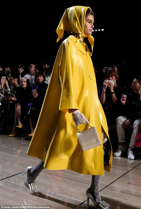 Kaia Gerber Dons Yellow Raincoat On The Runway Of Marc Jacobs Show