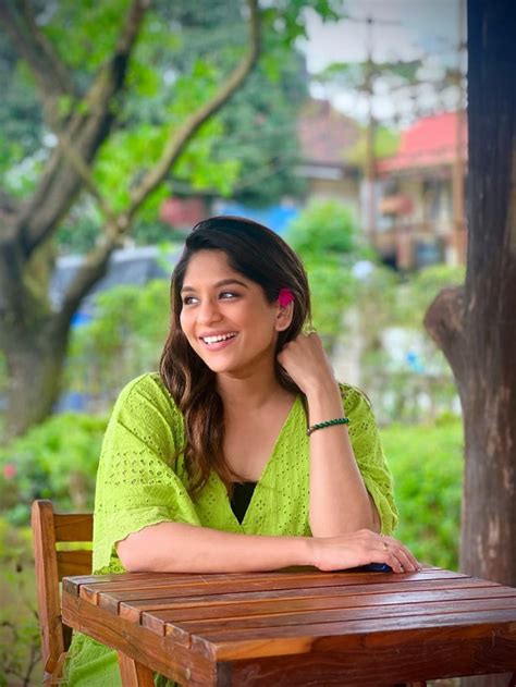 पोपटी रंगाच्या ड्रेसमध्ये सोज्वळ समृद्धी केळकर