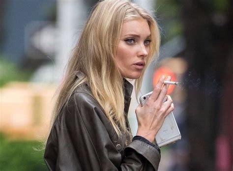 Top 60 Most Shocking Celebrity Smokers Page 12 Of 60 Taddlr