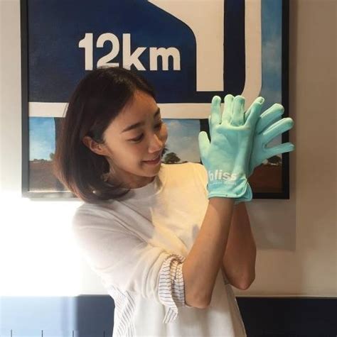 블리스bliss 그럼 이 신개념 클렌저의 세정력을 확인해봐야겠죠 일단 손등에 화장품들을 덕지덕지 발라보았어요 펄이 블리스bliss 그럼 이 신개념 클렌저의 세정력을 확인해봐야겠죠 일단 손등에 화장품들을 덕지덕지 발라보았어요 펄이