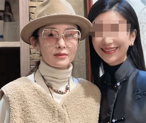 54岁张敏与友人聚会状态佳 打扮时尚气质优雅 搜狐大视野 搜狐新闻