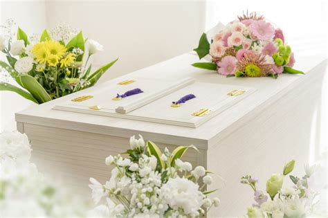 家族葬の供花｜「親族一同」で贈る場合のマナーと書き方