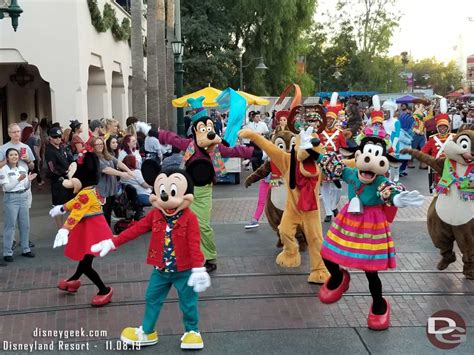 Pictures And Video Mickeys Happy Holidays The Geeks Blog